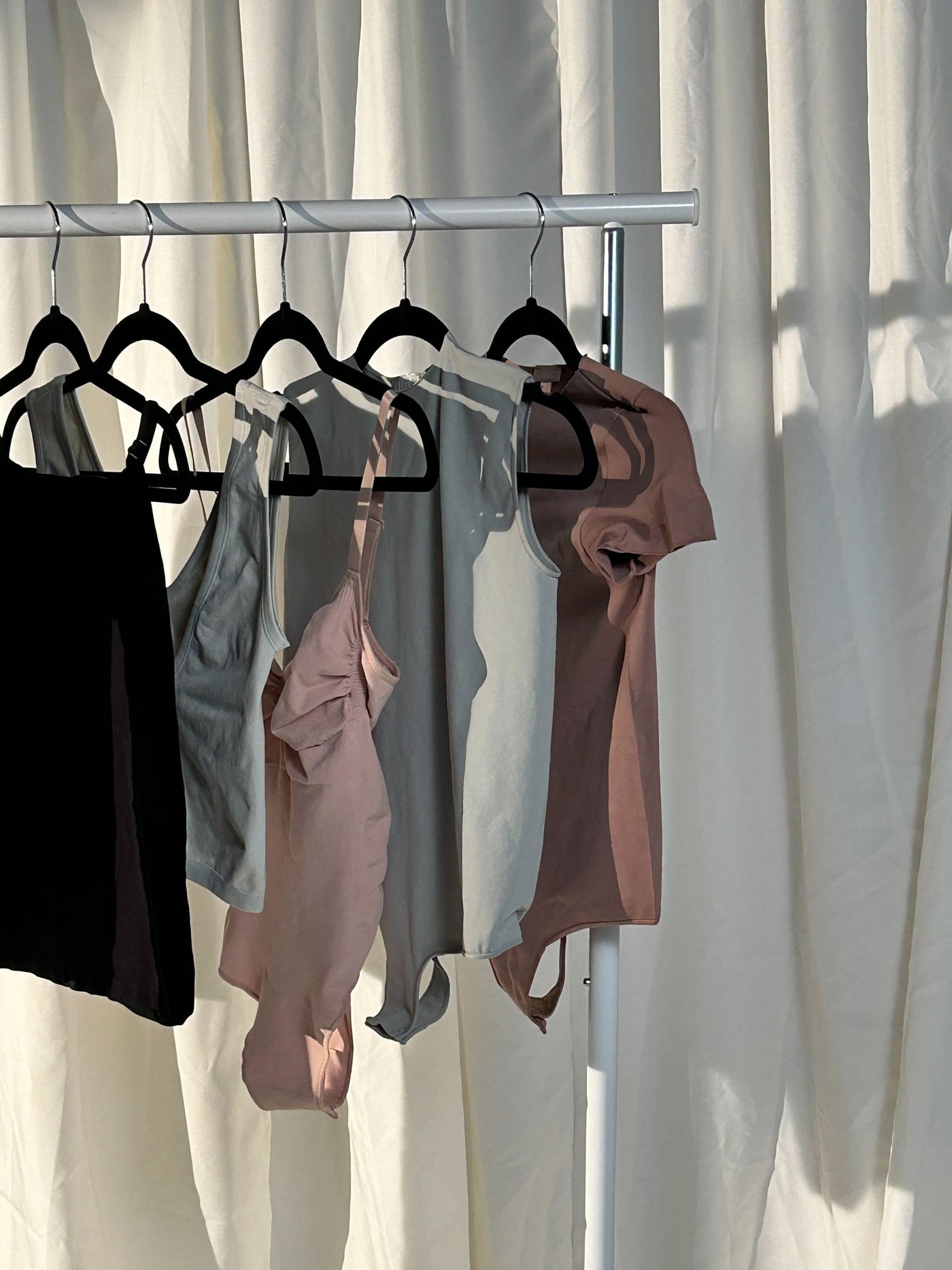 ellaz about us | Ayudándonos unas a otras